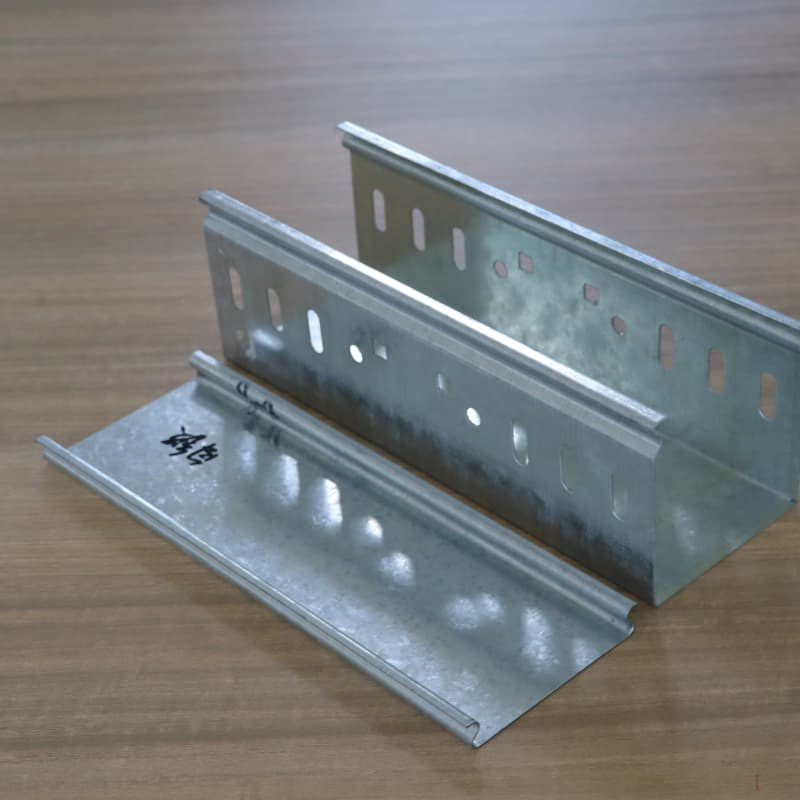 Apa keuntungan dari baki kabel penguncian sendiri di atas baki jembatan ...